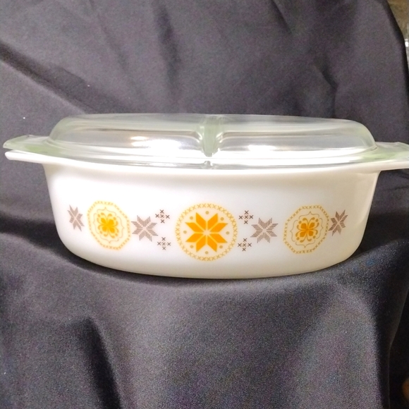 Pyrex | Kitchen | Vintage Pyrex 2 2 Quart Casserole With Cover Town And ...